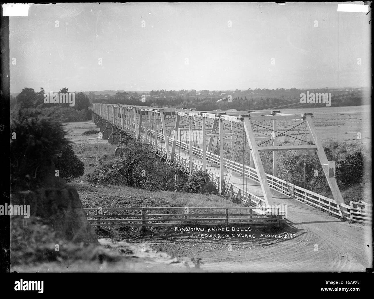 Dieses Foto zeigt die Rangitikei Bridge in Bulls, Neuseeland, und zeigt ...
