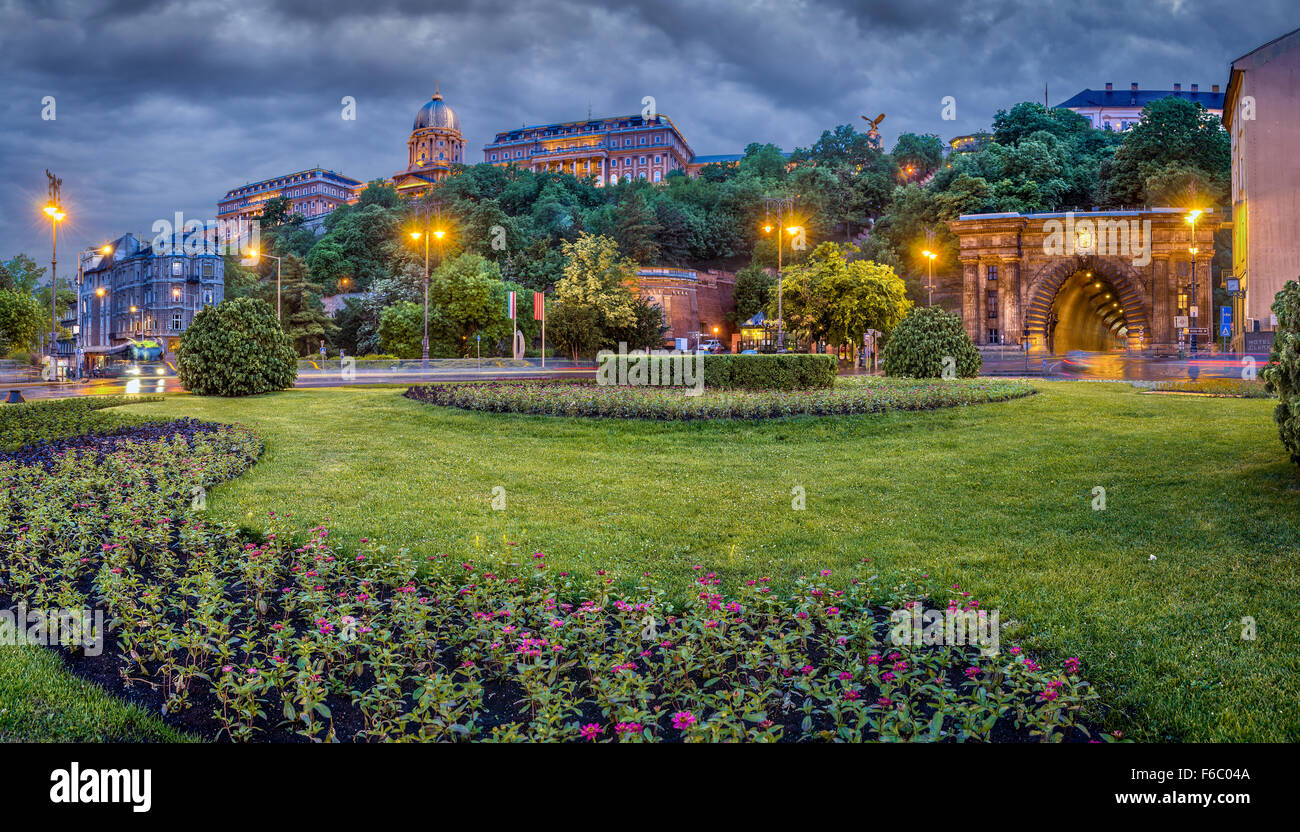 Budaer Burg-Tunnel in der Nacht, Budapest, Ungarn Stockfotografie - Alamy