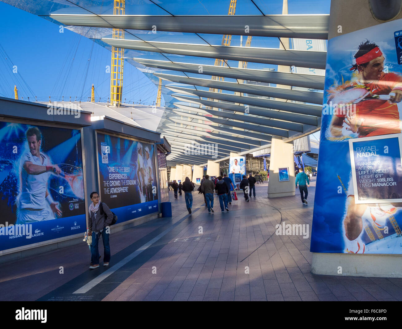 Fußweg von der u-Bahn-Station North Greenwich zur O2 Arena - London, UK ...