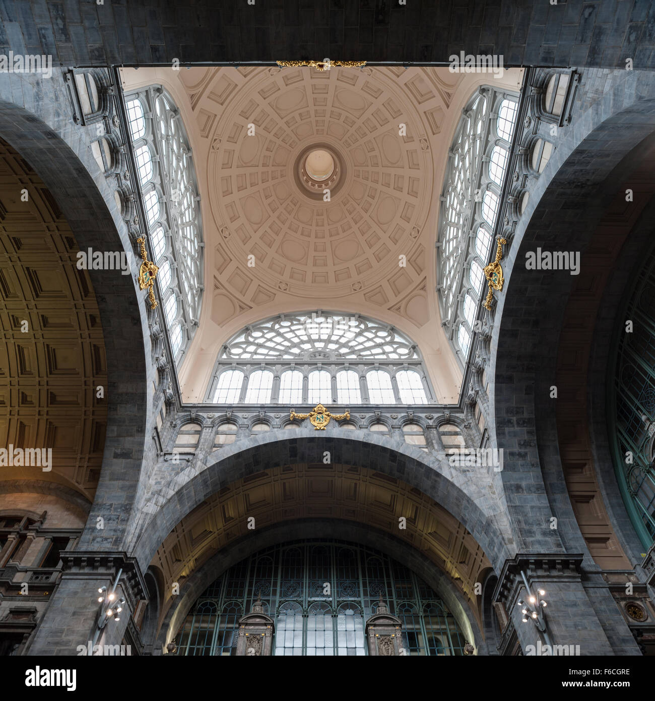 Innenraum des hauptbahnhofs antwerpen Stockfotos und -bilder Kaufen - Seite 2 - Alamy