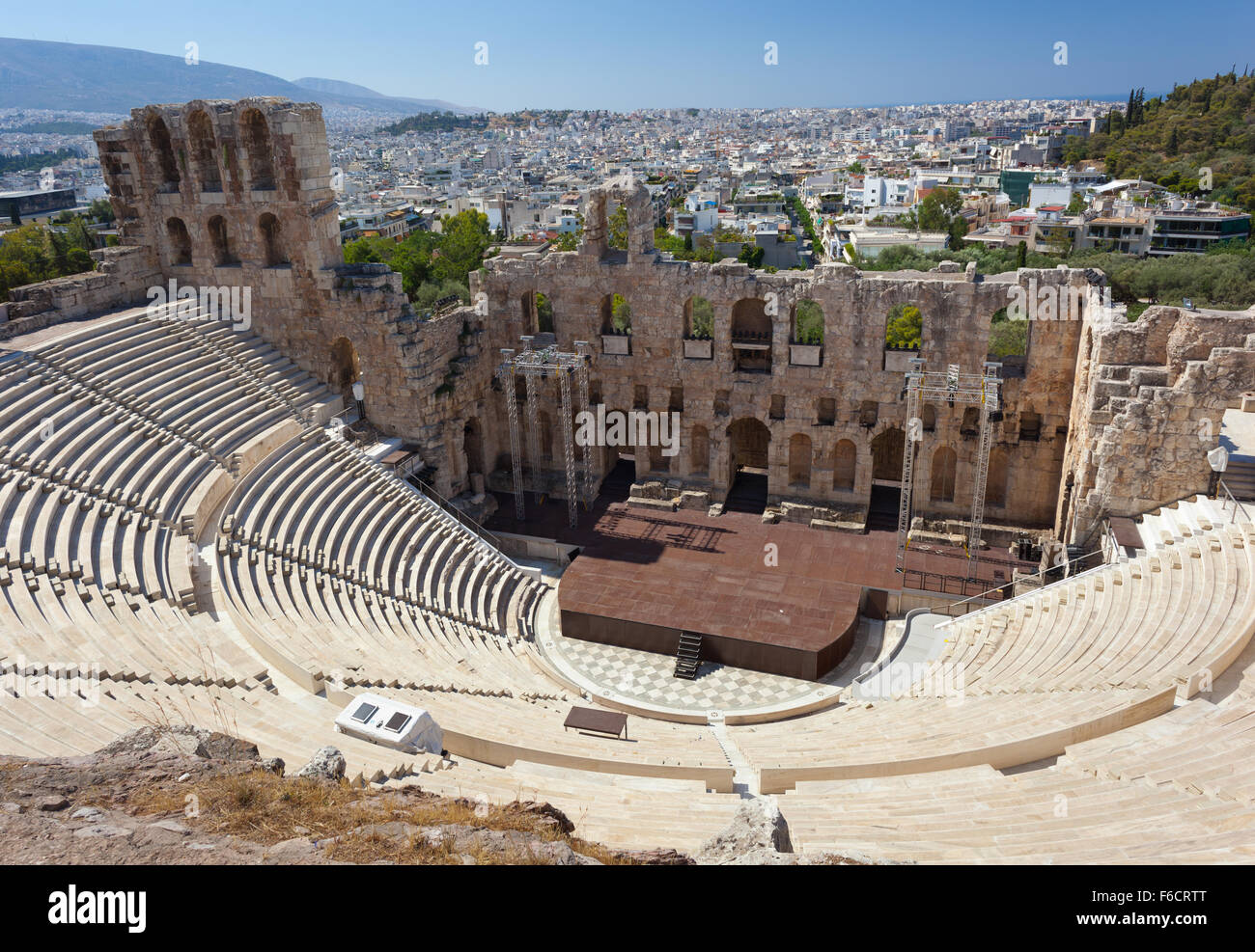Das Odeon des Herodes Atticus mit Athen ist im Hintergrund ...