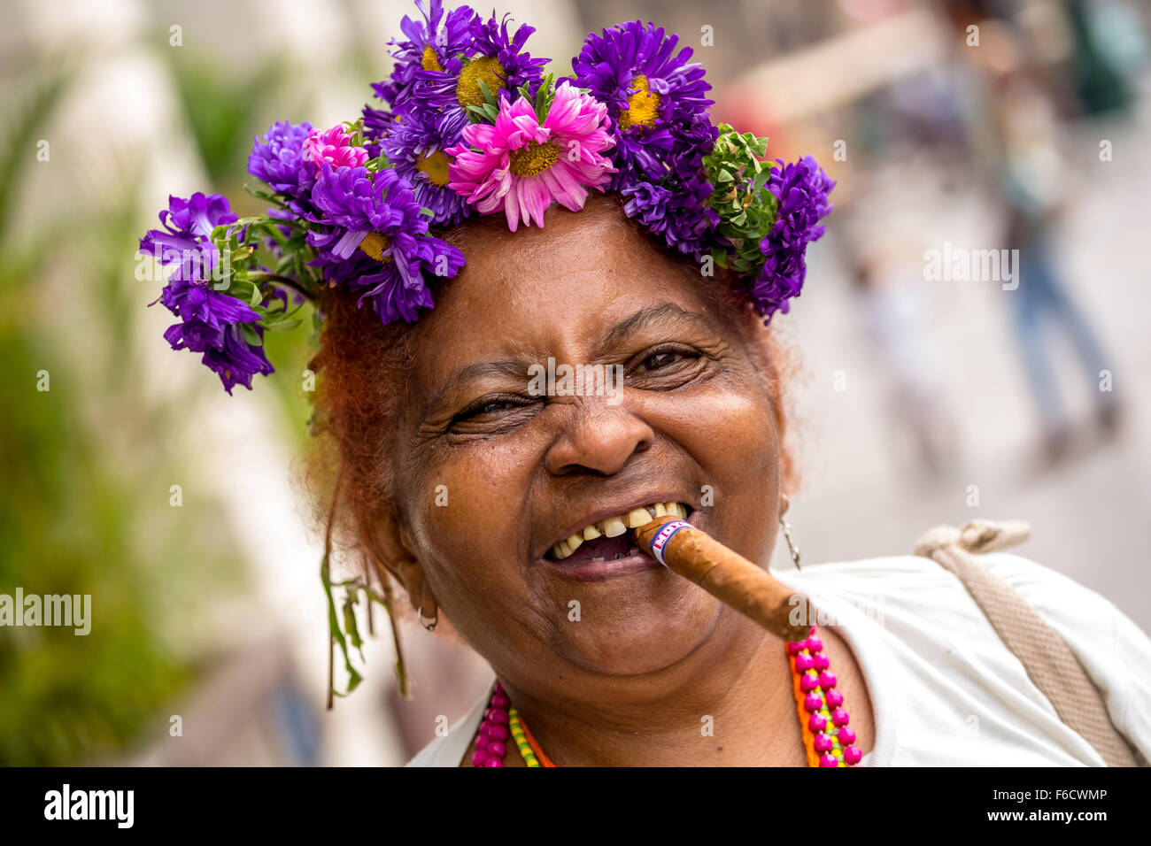 alten kubanischen Frau mit Blumen und Zigarre posieren für ein Tipp für ...