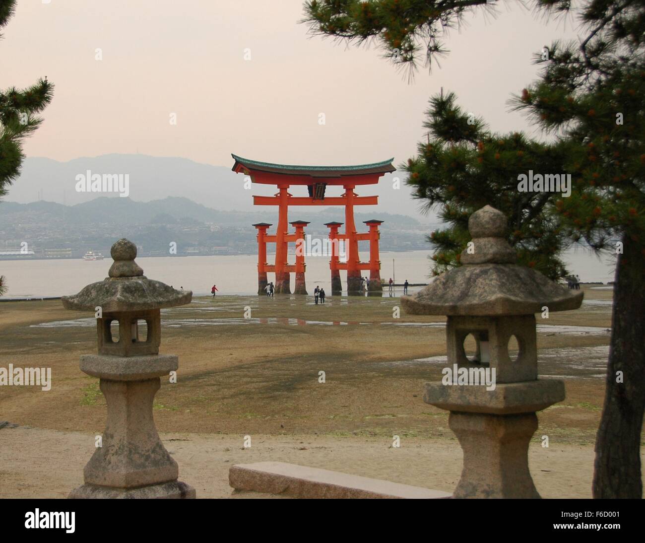 Float torii tor -Fotos und -Bildmaterial in hoher Auflösung – Alamy
