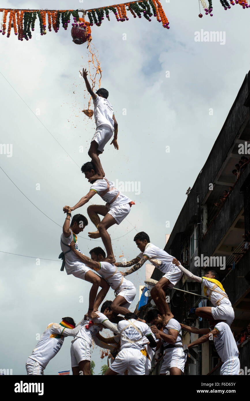 Menschliche Pyramide fallen Dahi Handi Festival, Dadar, Mumbai ...