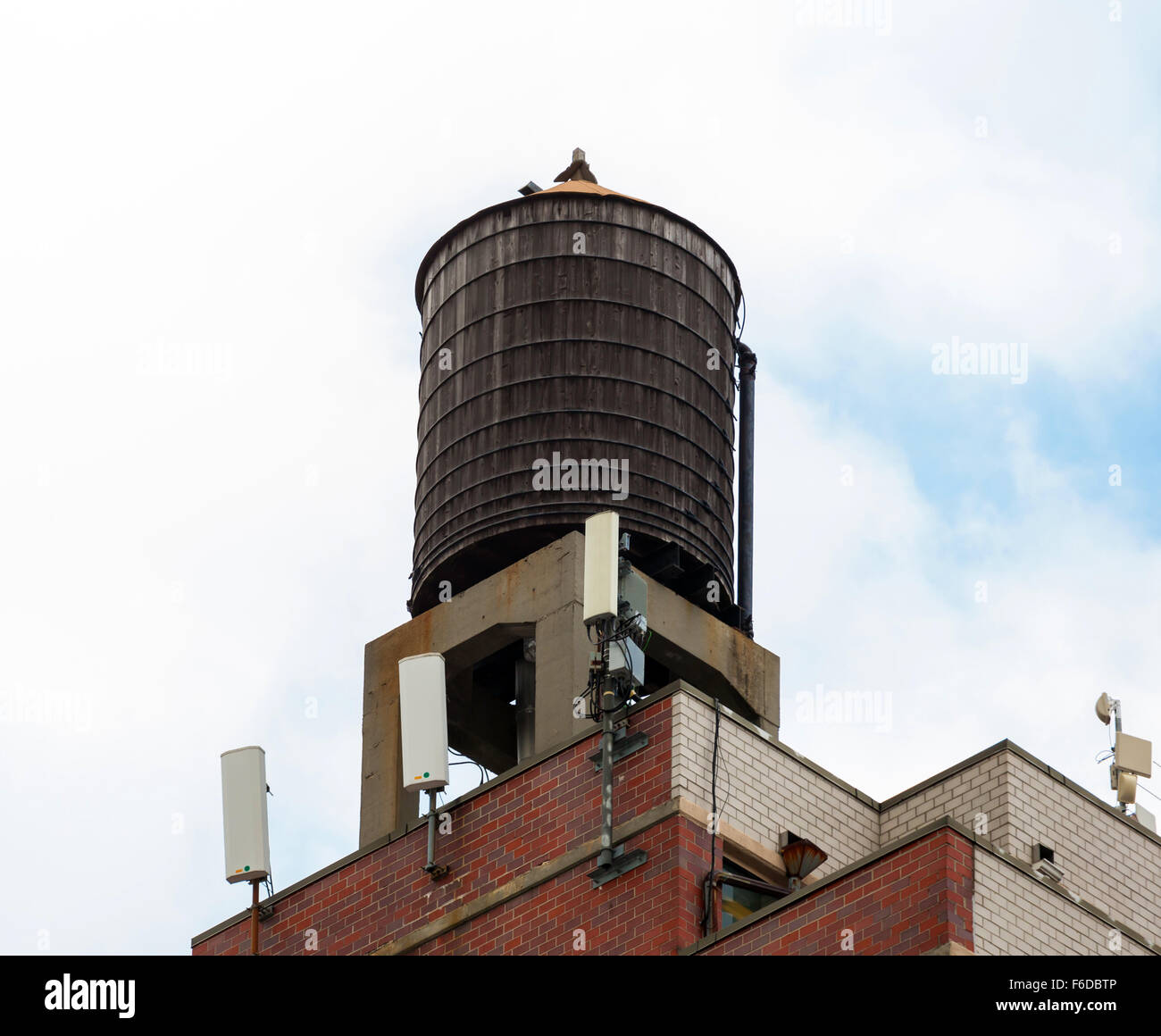 Wassertank auf dem dach -Fotos und -Bildmaterial in hoher Auflösung – Alamy