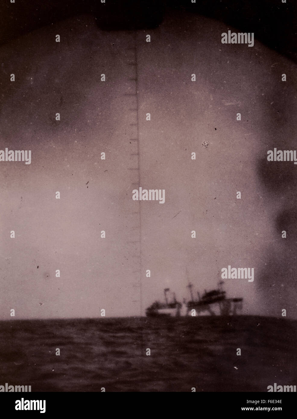 711. Periskop Foto von einem u-Boot-Angriff auf eine Achse Öltanker das ...