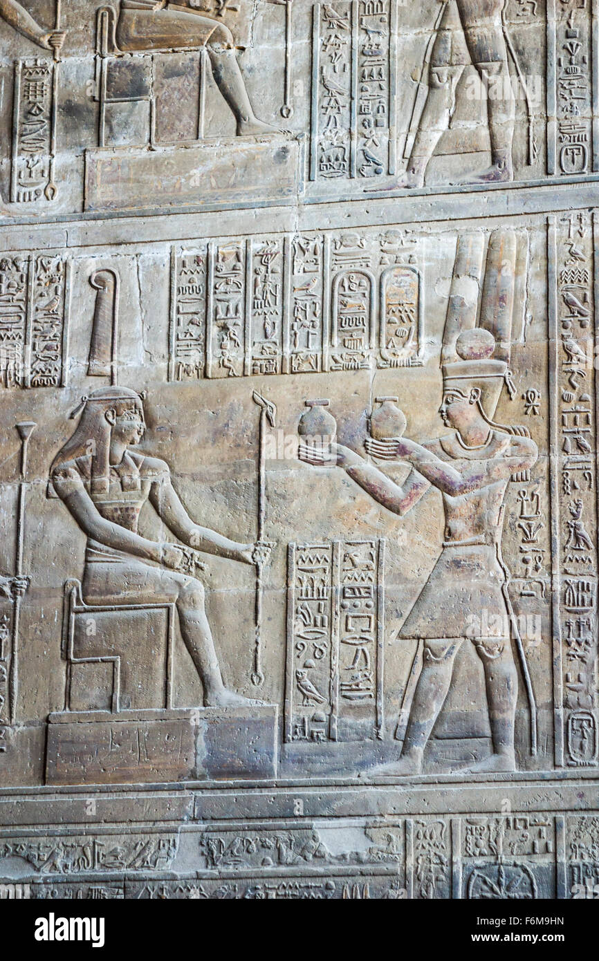 Wandschnitzereien in den Tempel des Chnum in Esna, Oberägypten ...