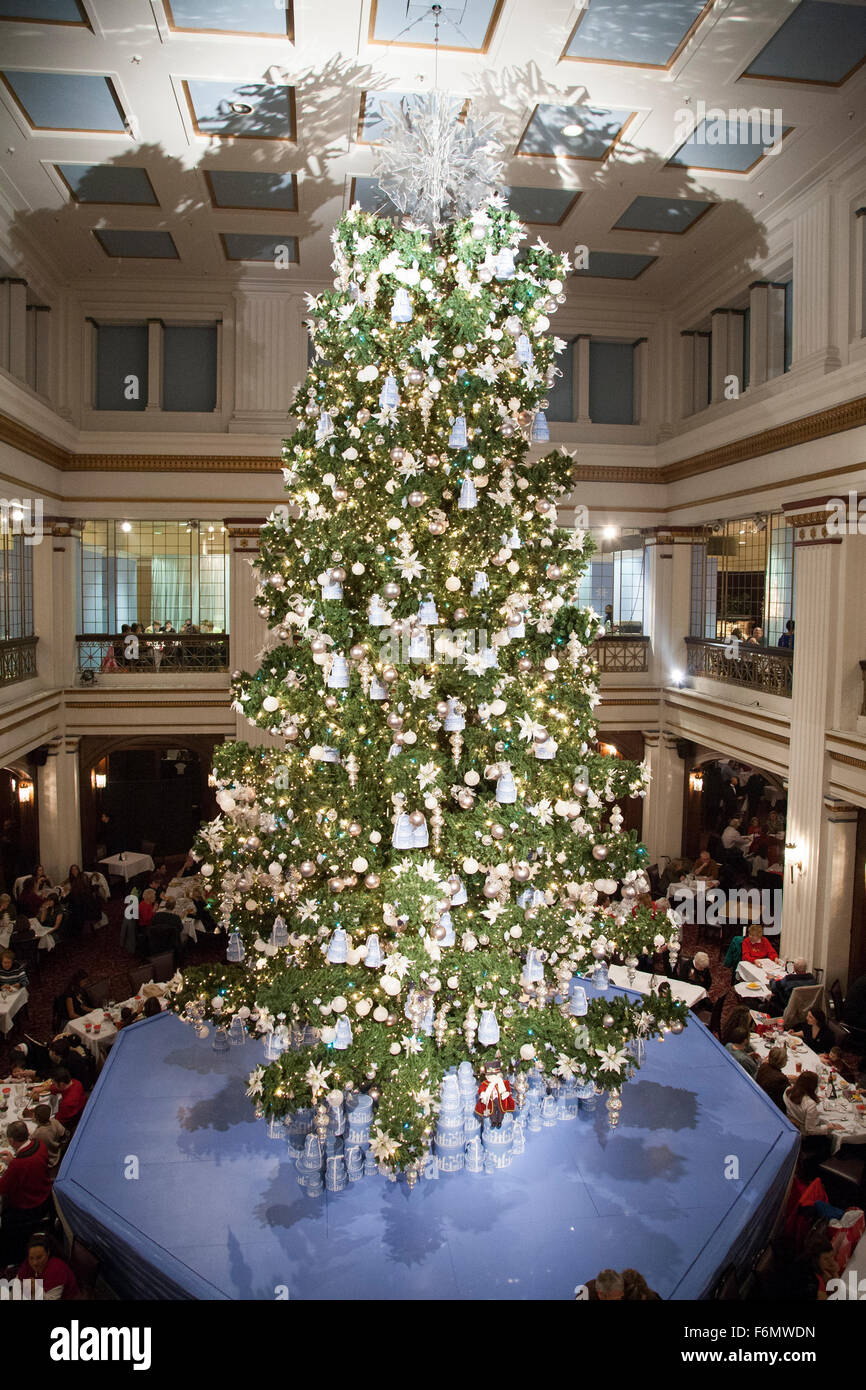 Weihnachtsbaum in Walnut Room, Macy's State Street Store, Chicago ...