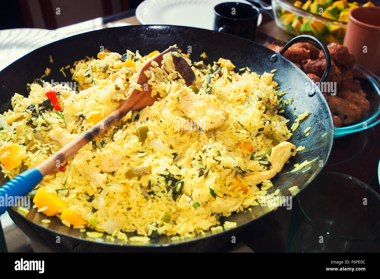 Kubanische Paella - traditionelle Reisgericht mit Fleisch und Gemüse ...