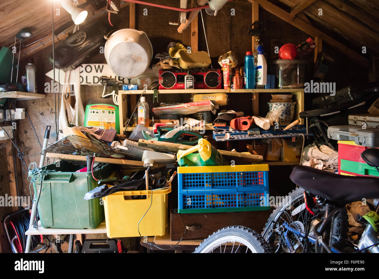 In einem chaotisch und unübersichtlich aus Holz Garage Schuppen mit ...