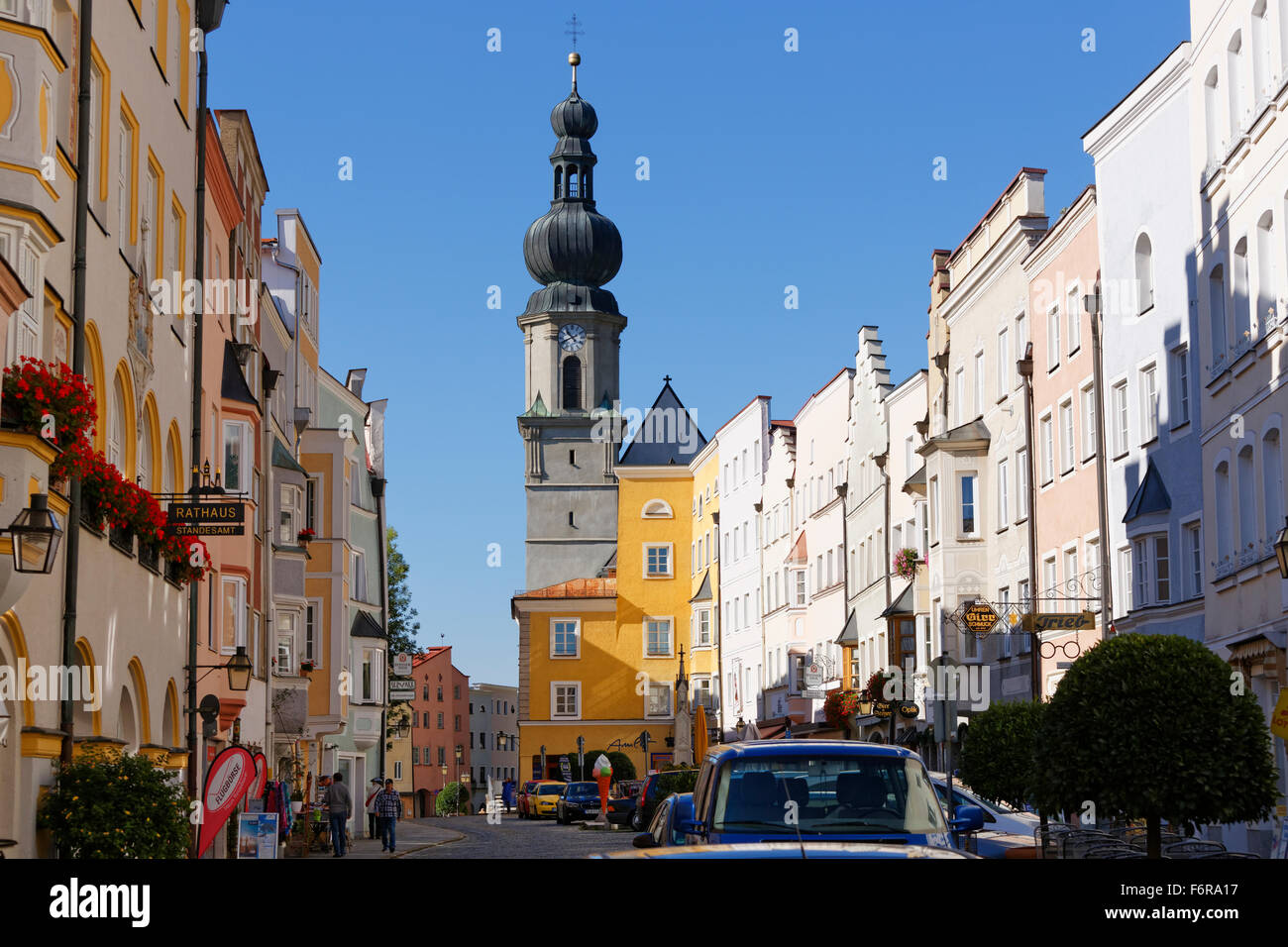 Pfarrkirche St. Andreas und Häuser an der Hauptstraße, Trostberg ...