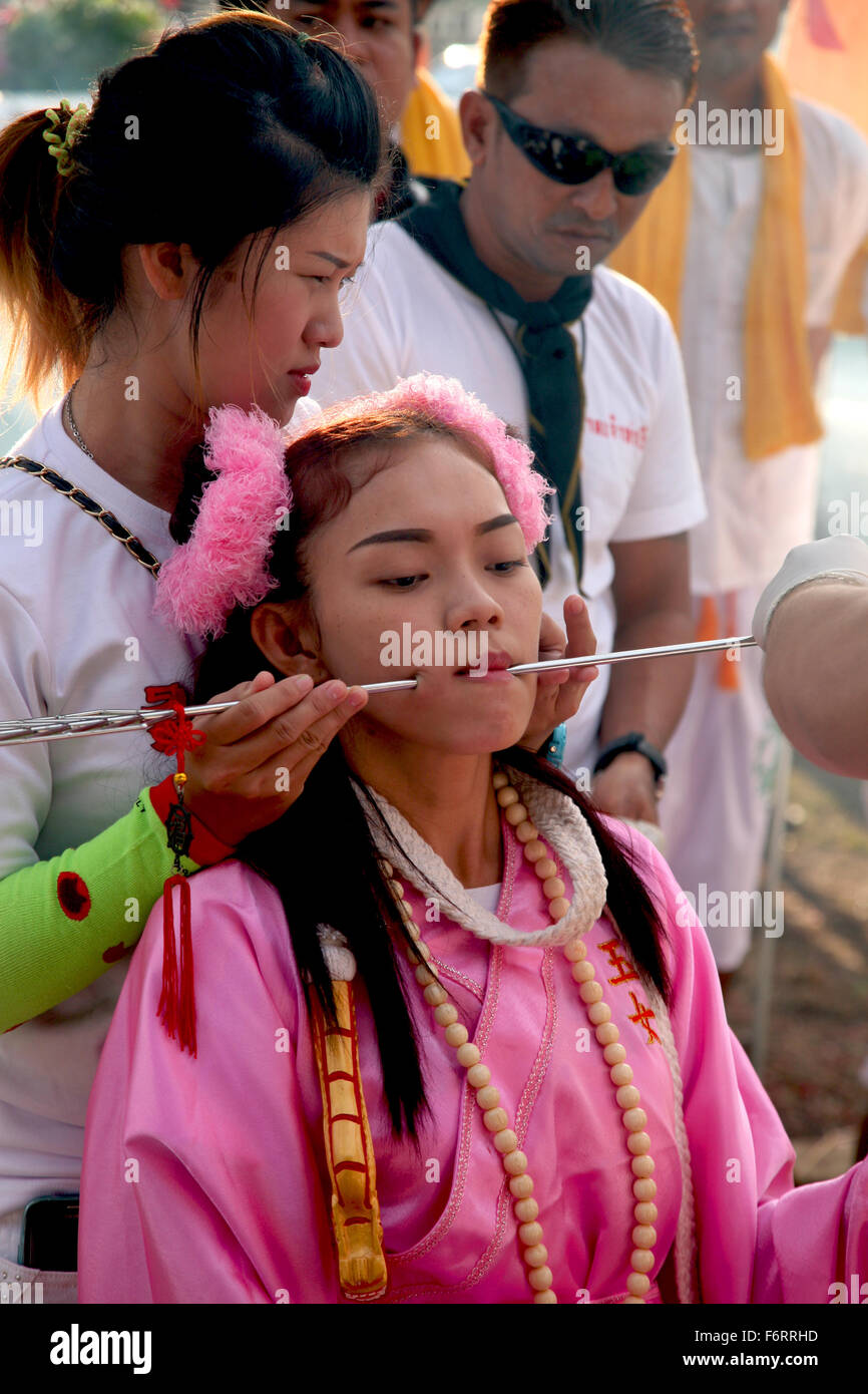 Piercing ritual -Fotos und -Bildmaterial in hoher Auflösung – Alamy