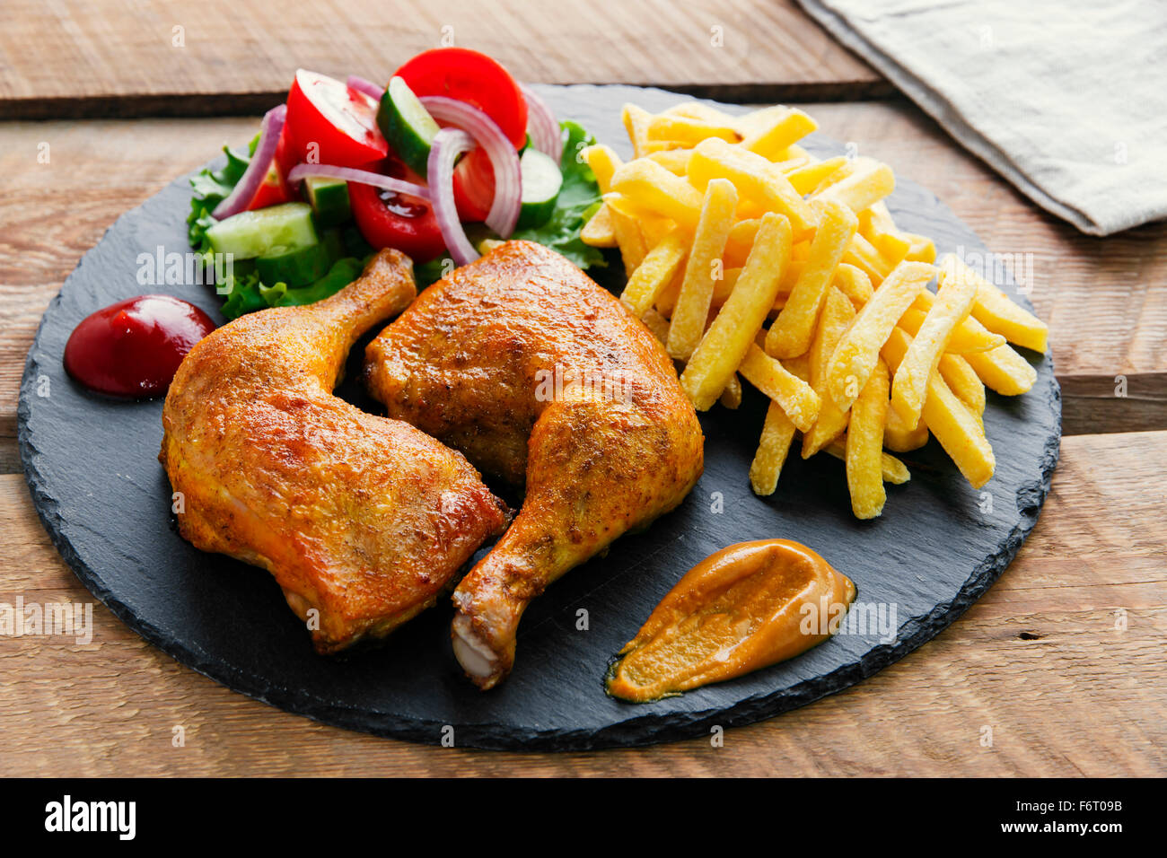 Gebratene Hähnchenschenkel mit Pommes Frites und Salat Stockfotografie ...