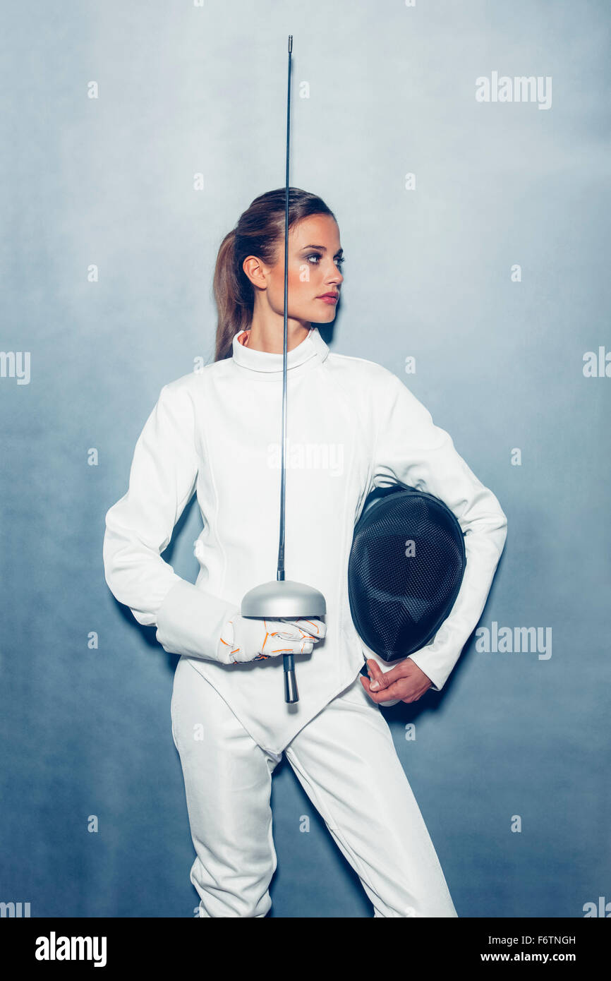 Junge weibliche Fechter mit Waffe Stockfotografie - Alamy