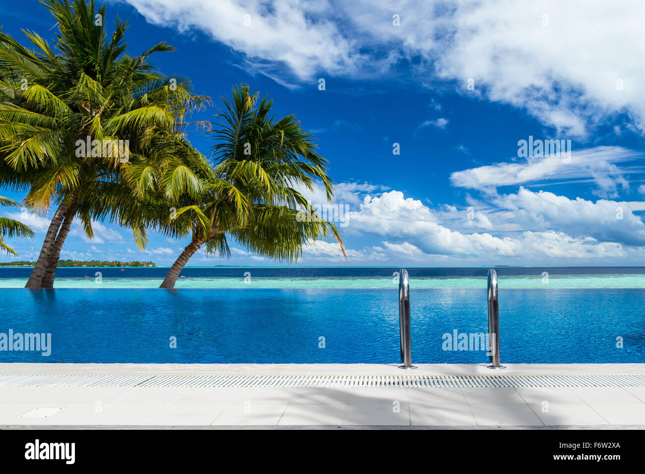 Infinity pool in the maldives -Fotos und -Bildmaterial in hoher ...