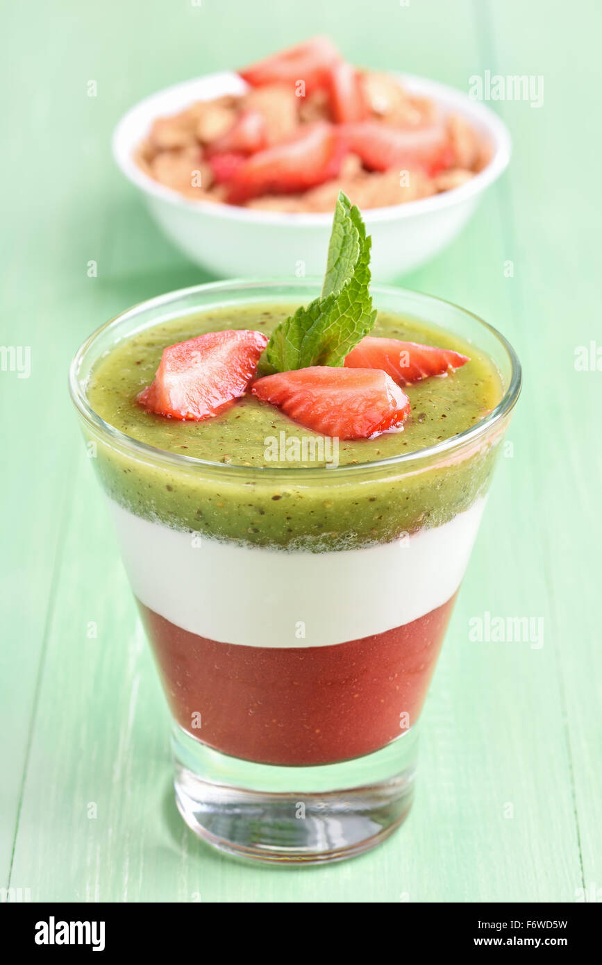 Obst Dessert mit Joghurt im Glas geschichtet Stockfotografie - Alamy