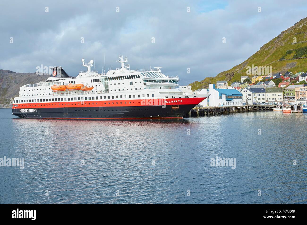 Hurtigruten-Fähre, MS Polarlys festgemacht In Honningsvåg, Norwegen ...