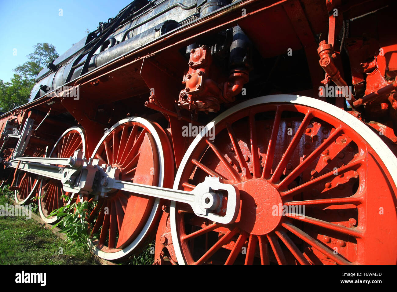 Farbbild eine verlassene Dampflok Räder mit Pflanzen um sie herum ...