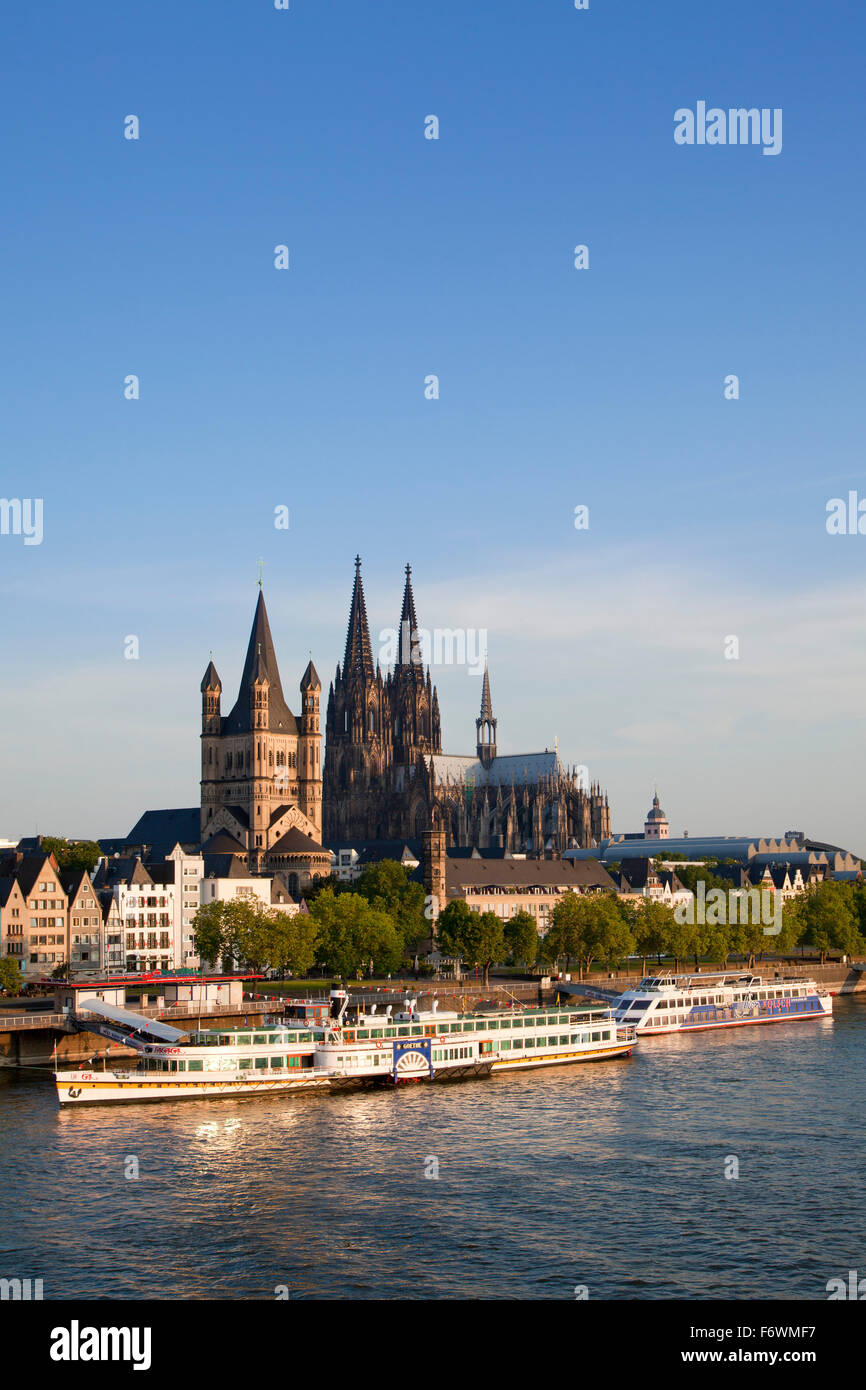 Raddampfer Goethe auf dem Rhein vor dem Kölner Dom und Gross-Sankt ...