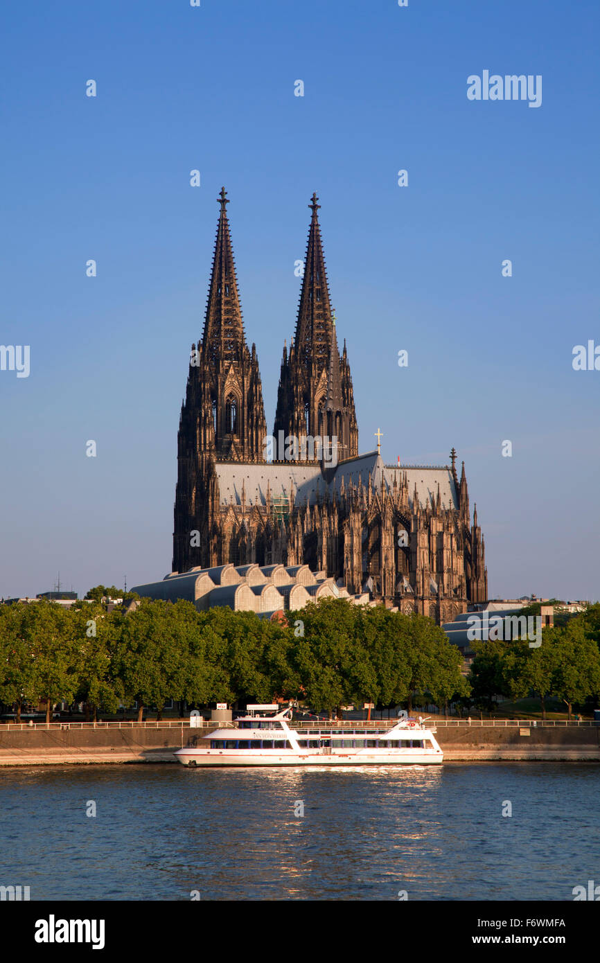 Ausflugsschiff auf dem Rhein vor dem Kölner Dom, Köln, Rhein River ...