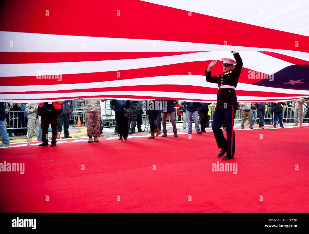 Usmc soldat unter riesiger flagge -Fotos und -Bildmaterial in hoher ...