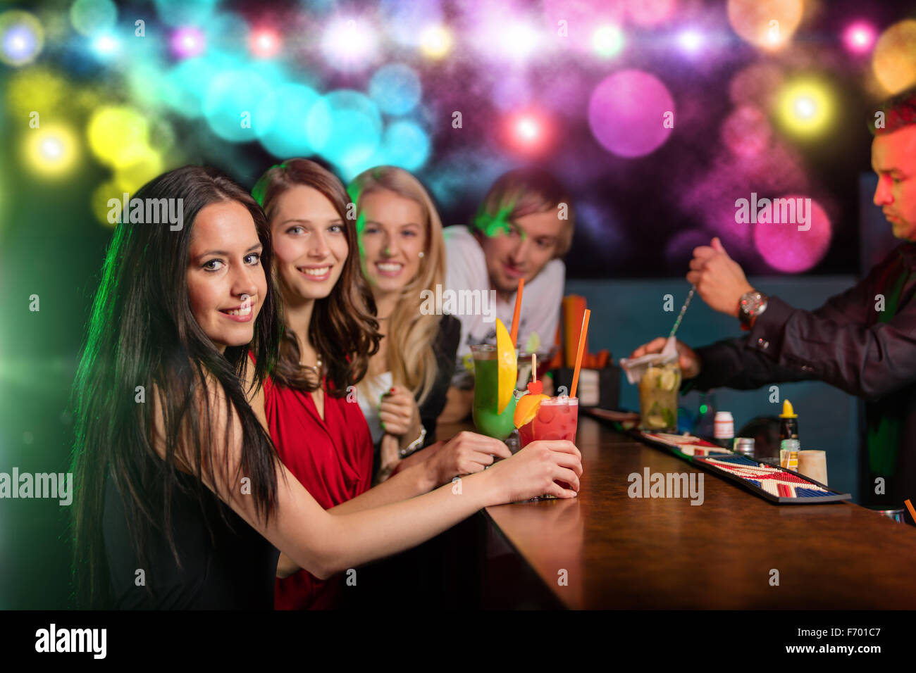 Junge, alkohol zu trinken -Fotos und -Bildmaterial in hoher Auflösung – Alamy