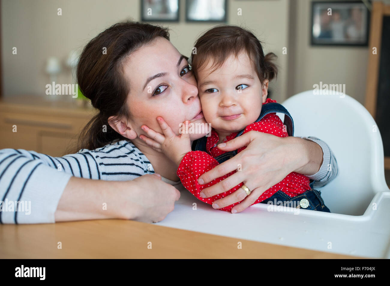 Küsschen mutter tochter -Fotos und -Bildmaterial in hoher Auflösung – Alamy