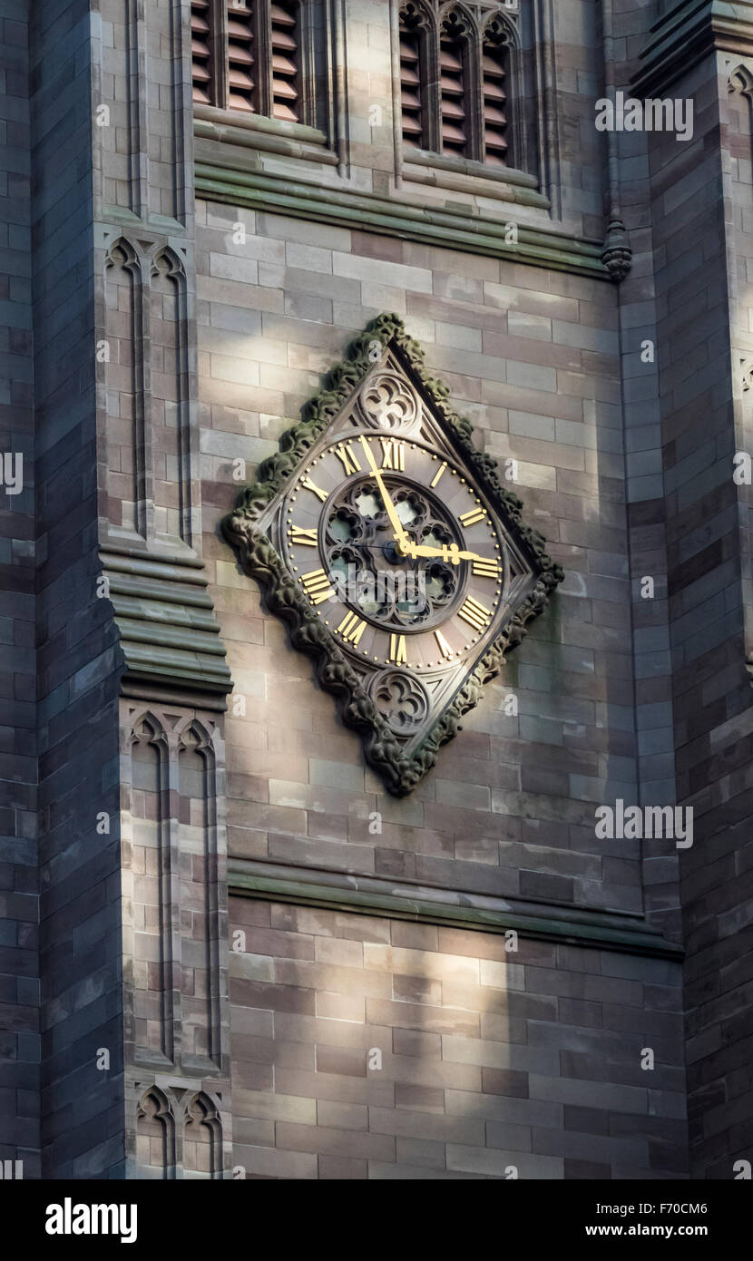 Church clock -Fotos und -Bildmaterial in hoher Auflösung – Alamy