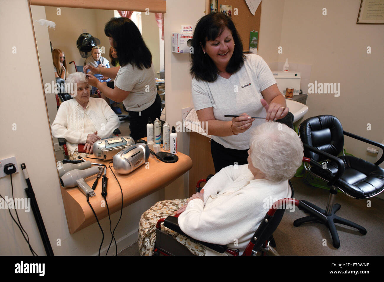 ältere dame friseursalon -Fotos und -Bildmaterial in hoher Auflösung ...