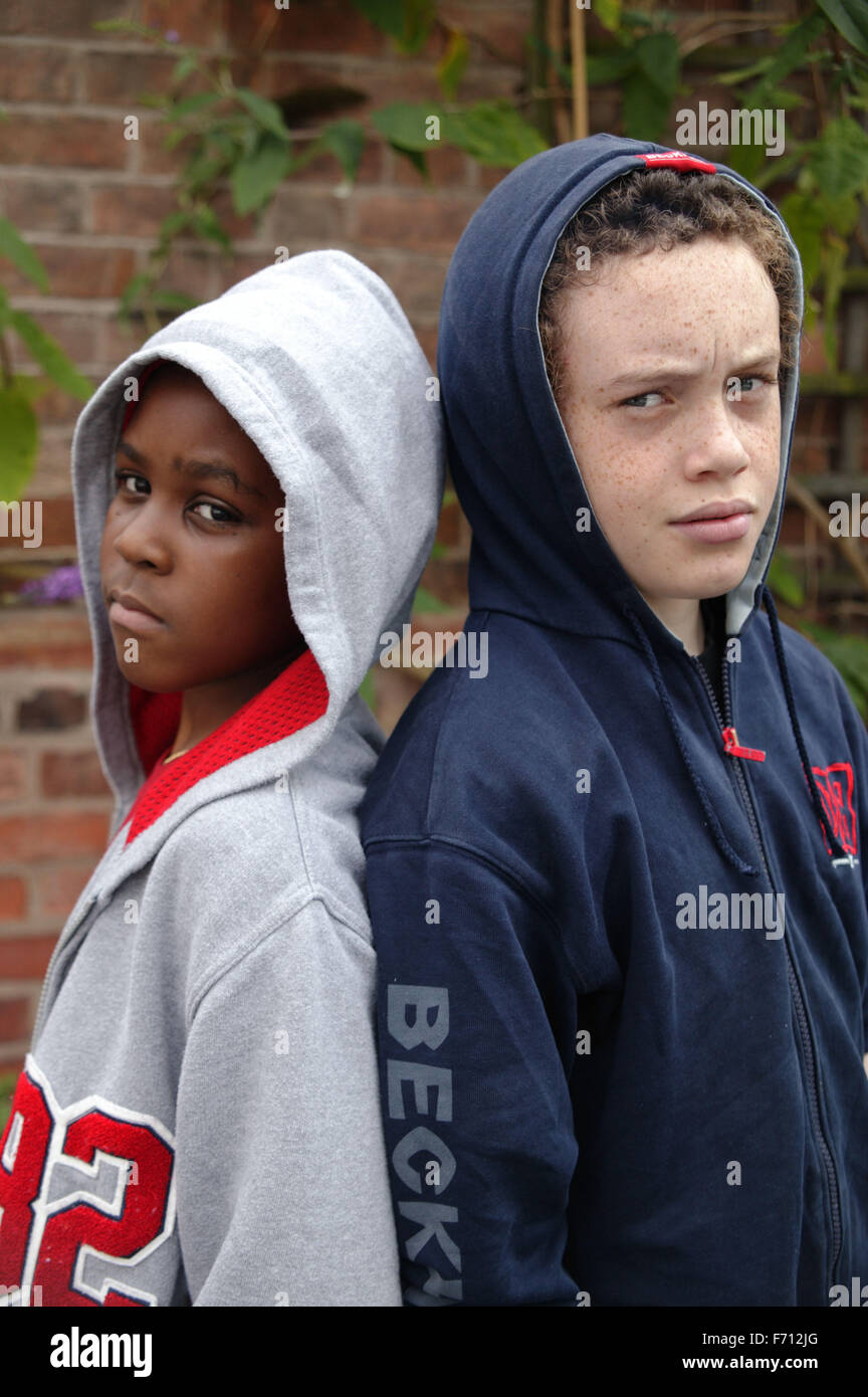 Porträt von zwei Jungs im Teenageralter Stockfotografie - Alamy