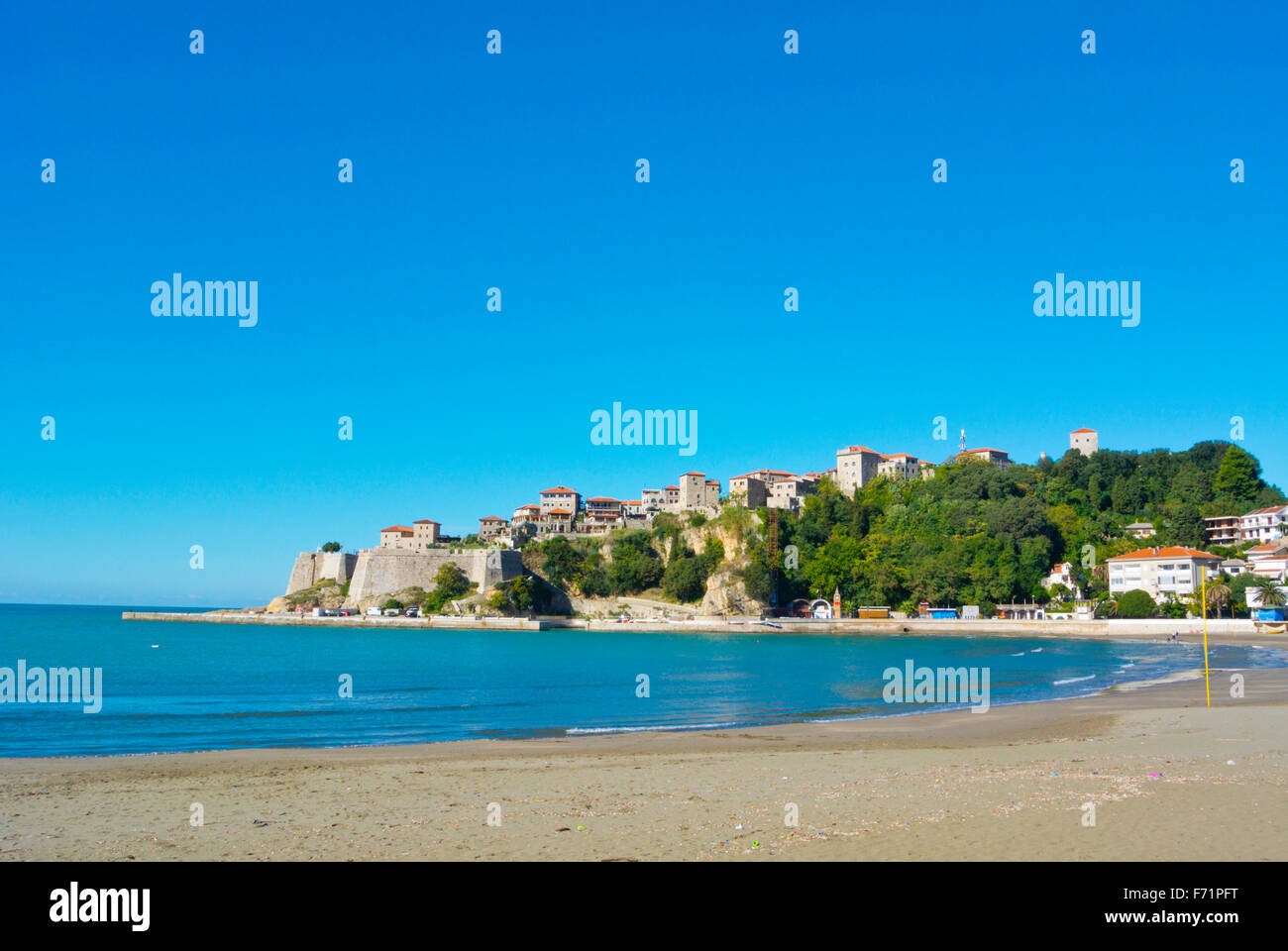 Mala Plaza, am Wasser mit kleinem Strand, Hügel von Stari Grad der ...