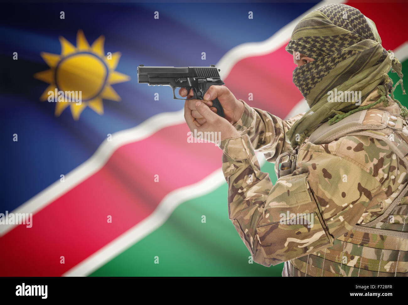 Männlich in muslimischen Keffiyeh mit Pistole in der Hand und ...