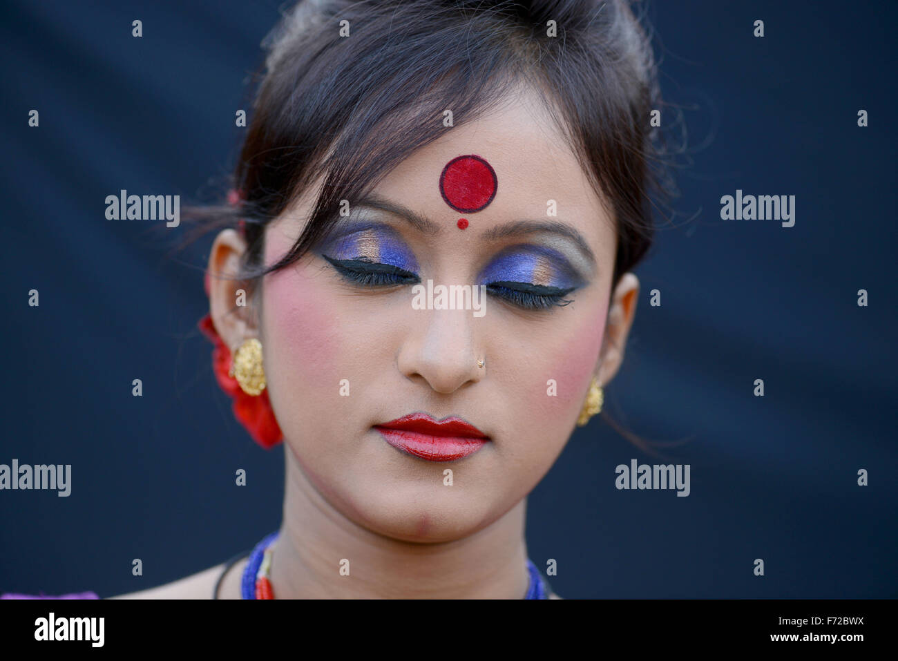 Red Dot Forehead Female India Fotos Und Bildmaterial In Hoher