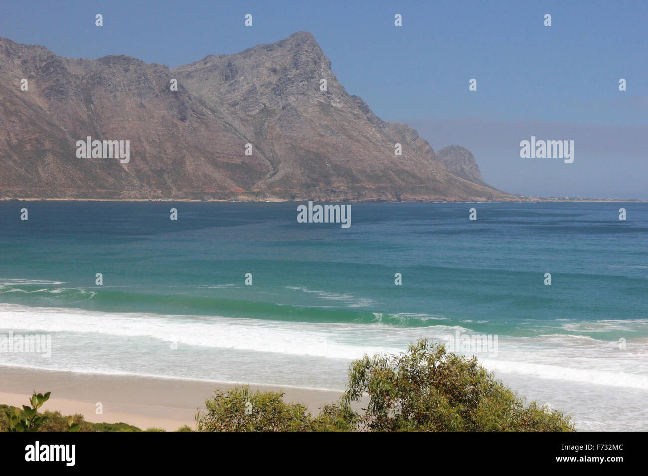 Wo die berge das meer treffen -Fotos und -Bildmaterial in hoher ...