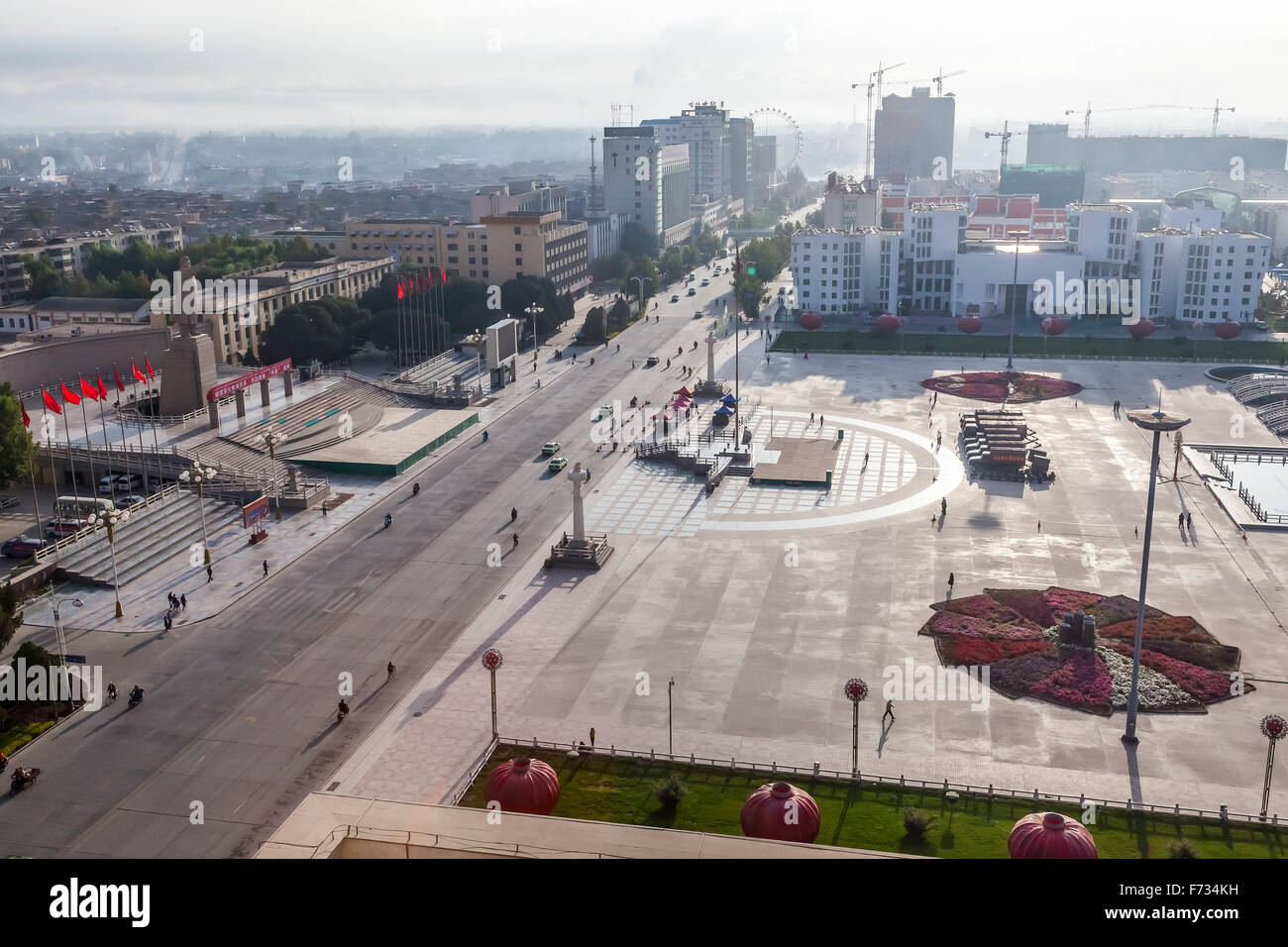 Blick auf die Mao Tse Tung Statue und den Platz des Volkes in Kashgar ...