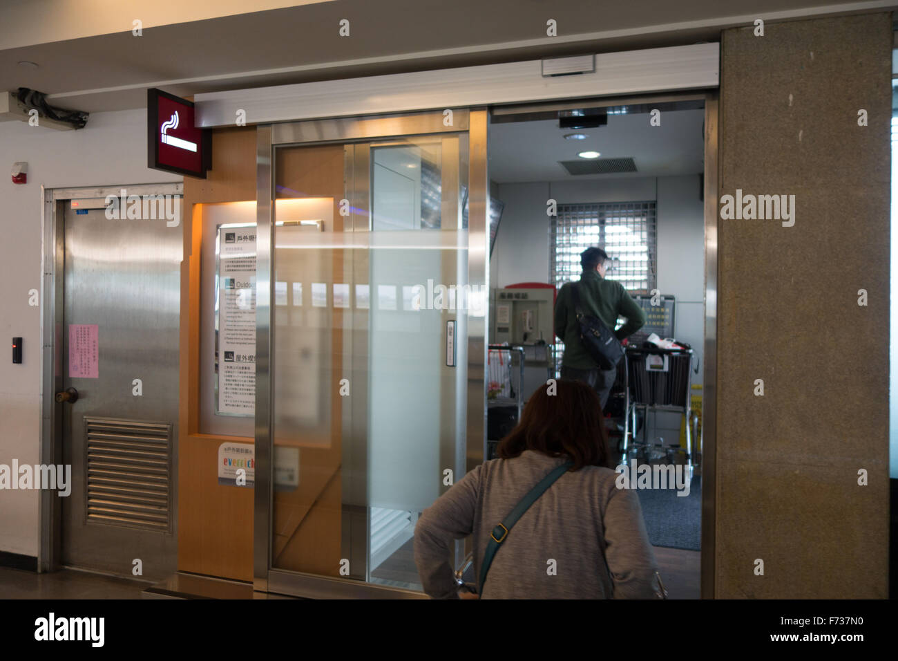 Airport smoking room -Fotos und -Bildmaterial in hoher Auflösung – Alamy