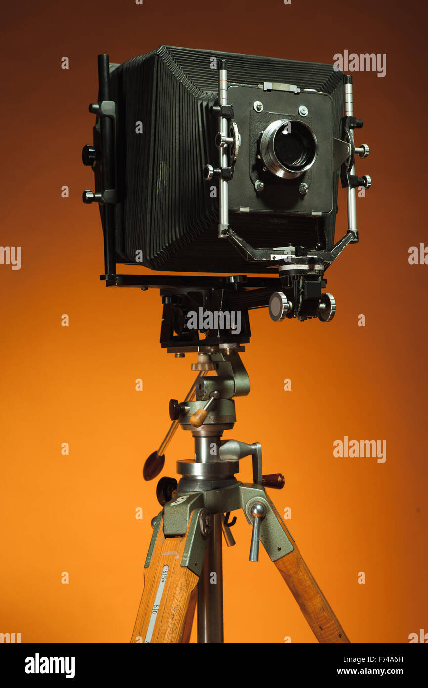 Vintage retro movie camera tripod Stockfotos und -bilder Kaufen - Alamy