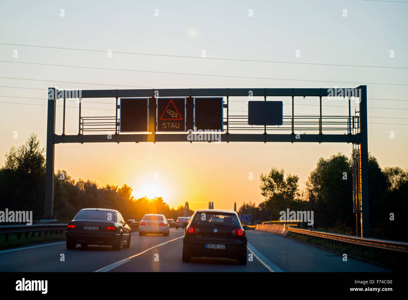 Stau auf deutschen Autobahnen - Straßenschild "STAU Stockfotografie - Alamy