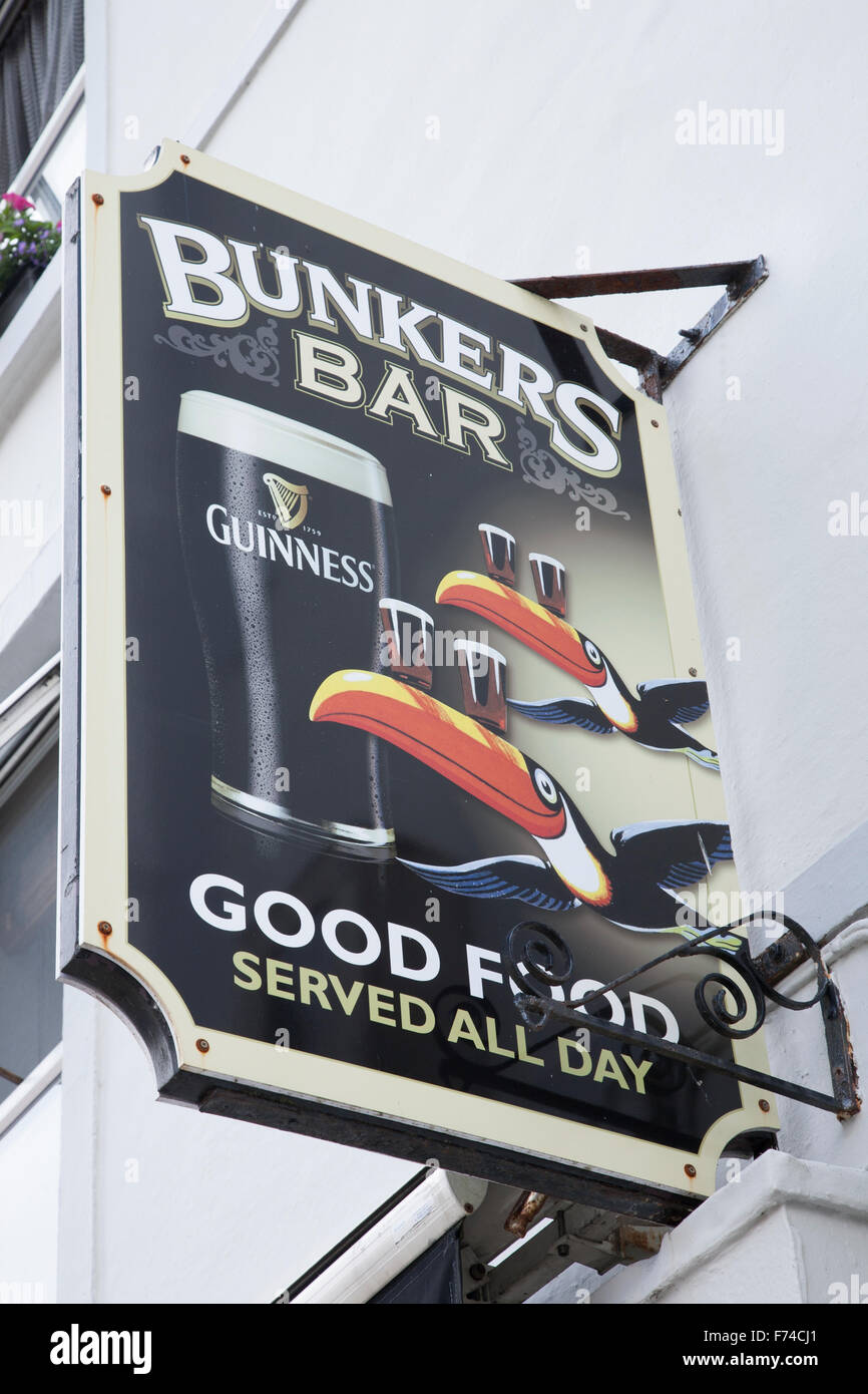 Bunker-Bar und Pub Schild; Killorglin; County Kerry; Irland ...