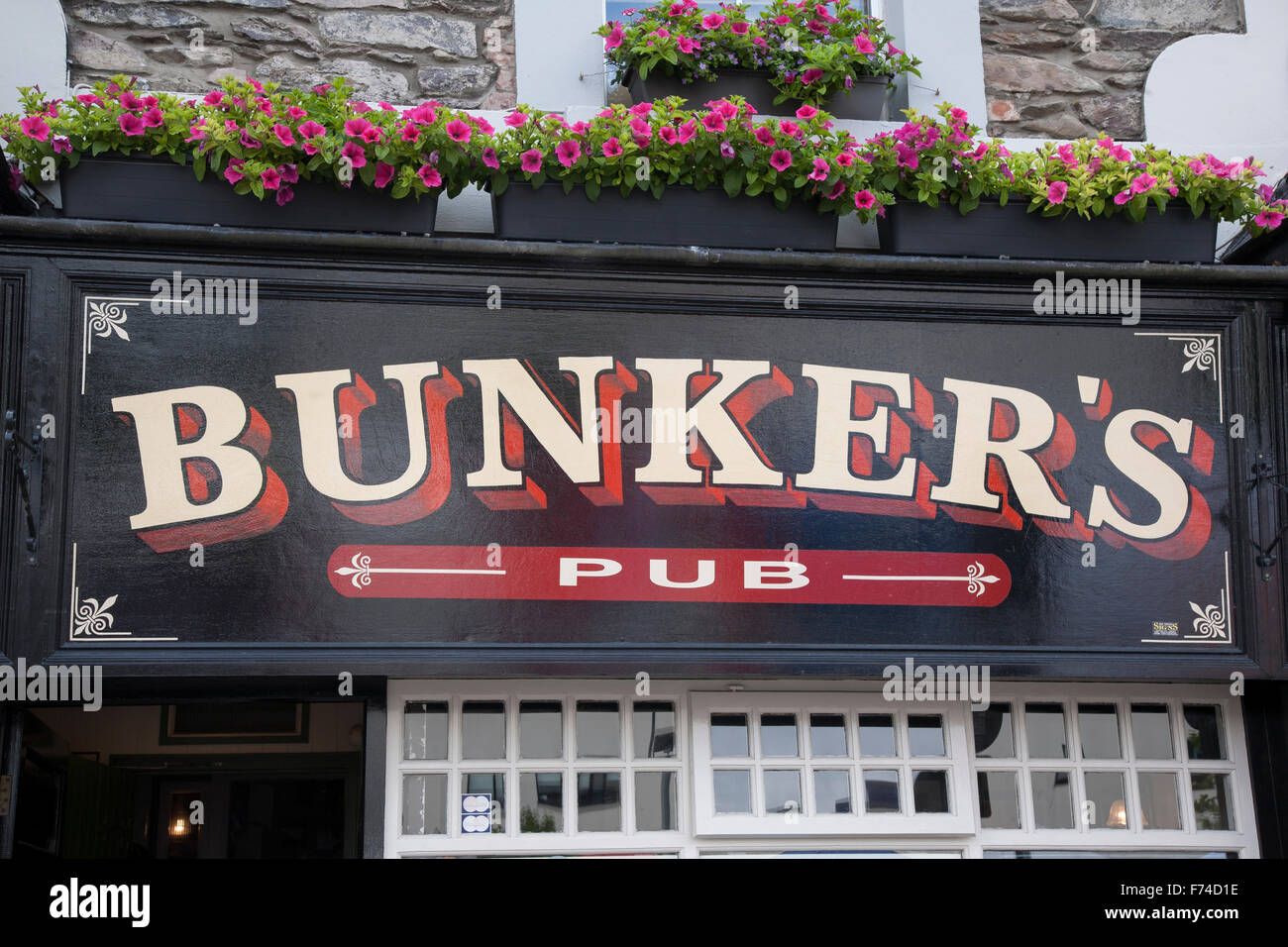 Bunker-Bar und Pub Schild; Killorglin; County Kerry; Irland ...