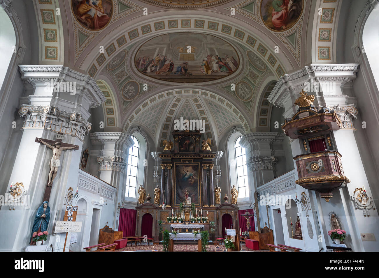 Innere der Kirche mit dem Altar der Pfarrkirche Dekanat, Brixen Im ...