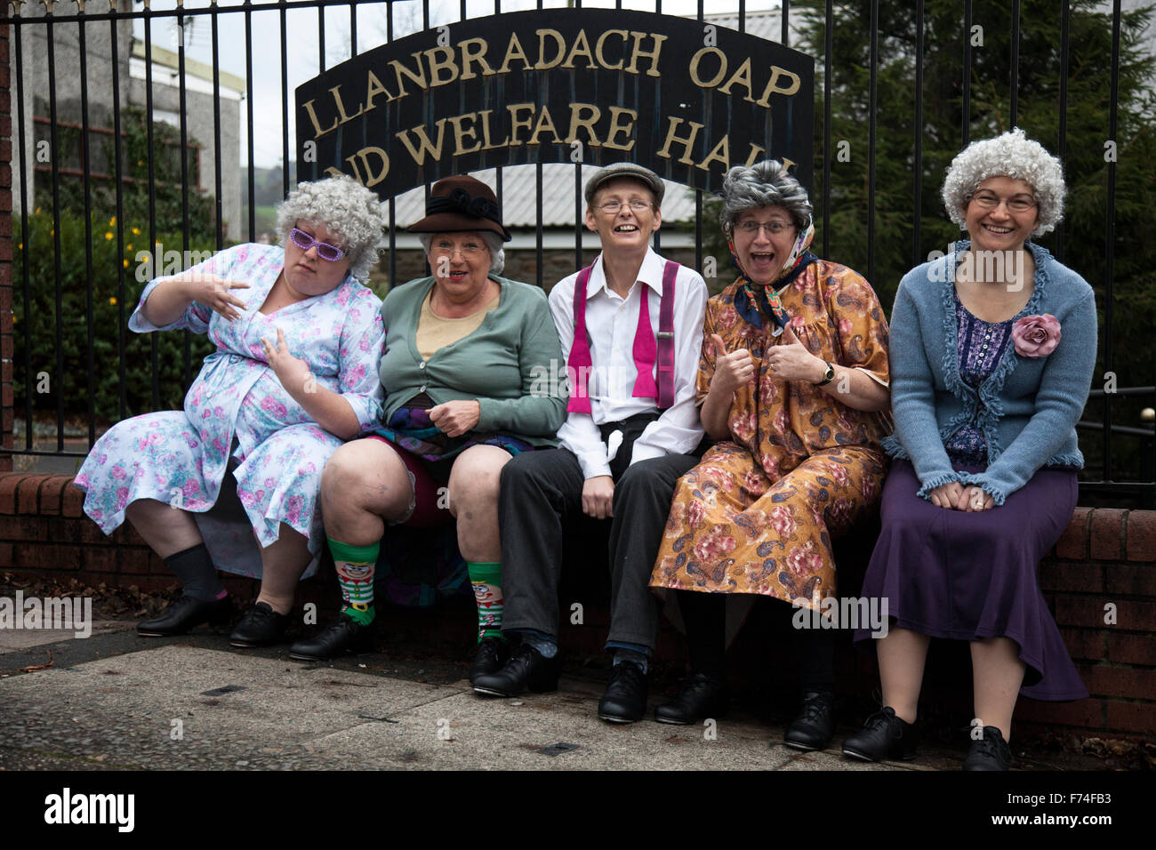 VEREINIGTES KÖNIGREICH, WALES; 16. November 2015. Frauen verkleidet als ...