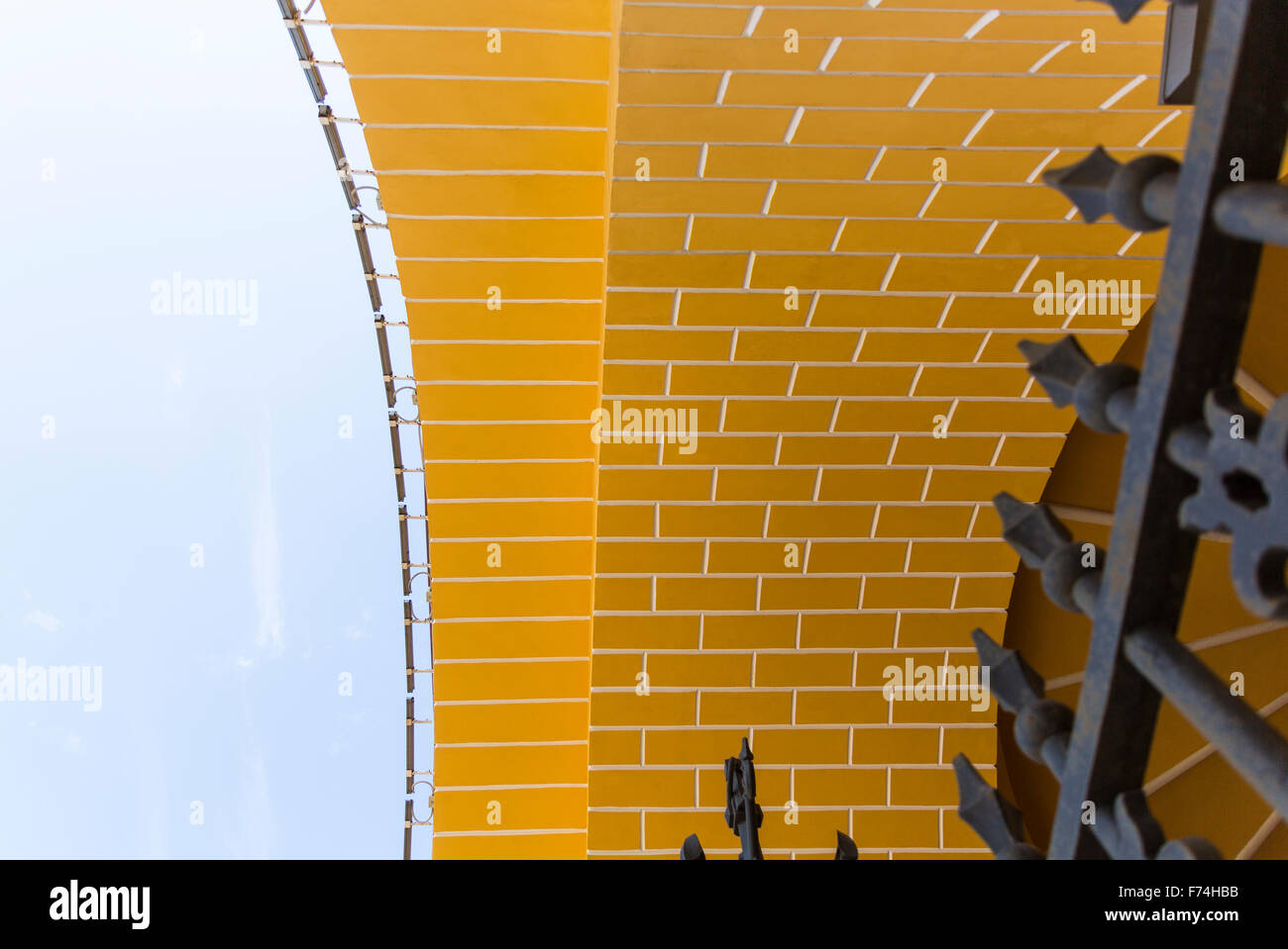 Yellow arch -Fotos und -Bildmaterial in hoher Auflösung – Alamy