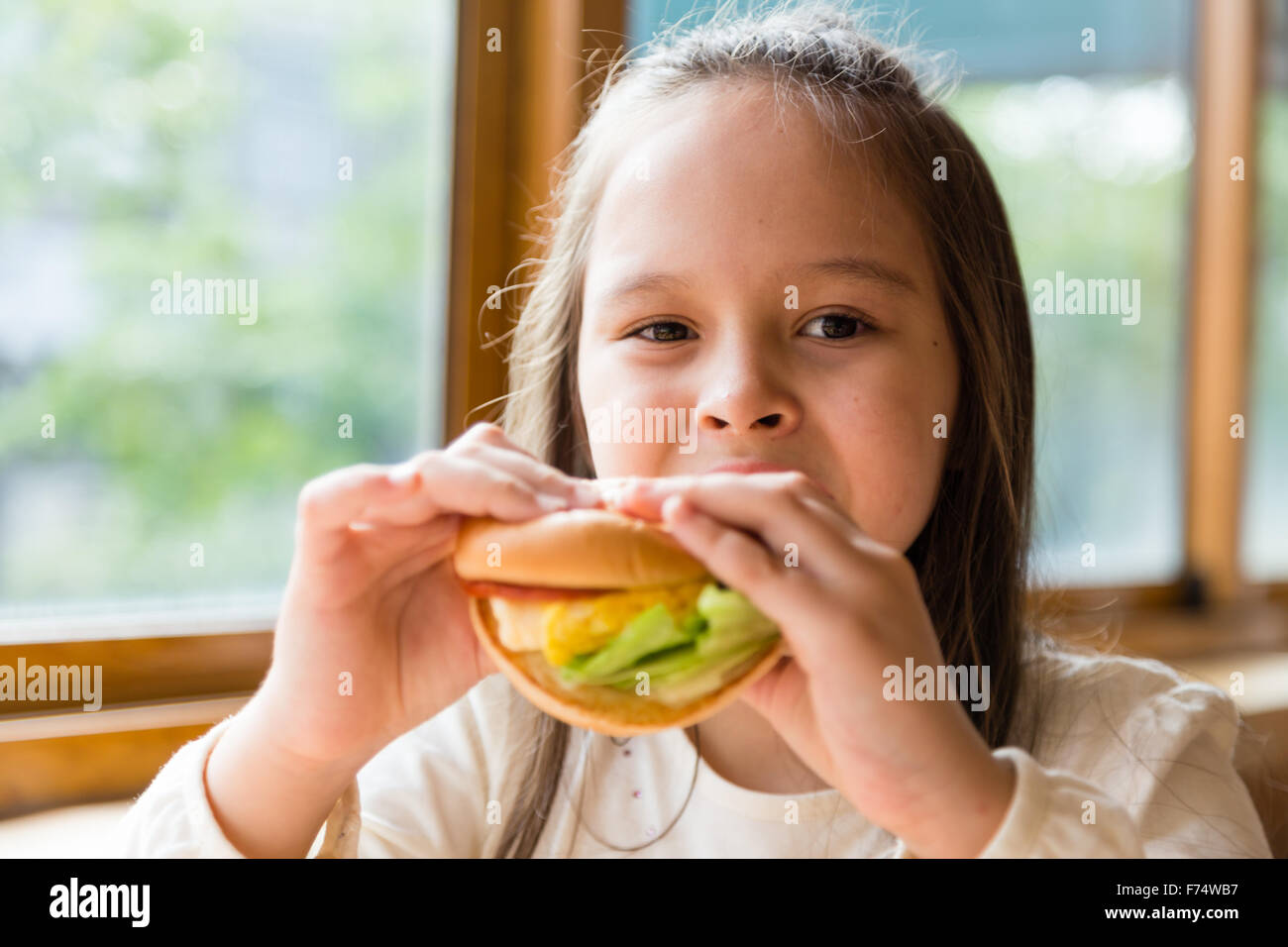Mädchen kind fett -Fotos und -Bildmaterial in hoher Auflösung – Alamy