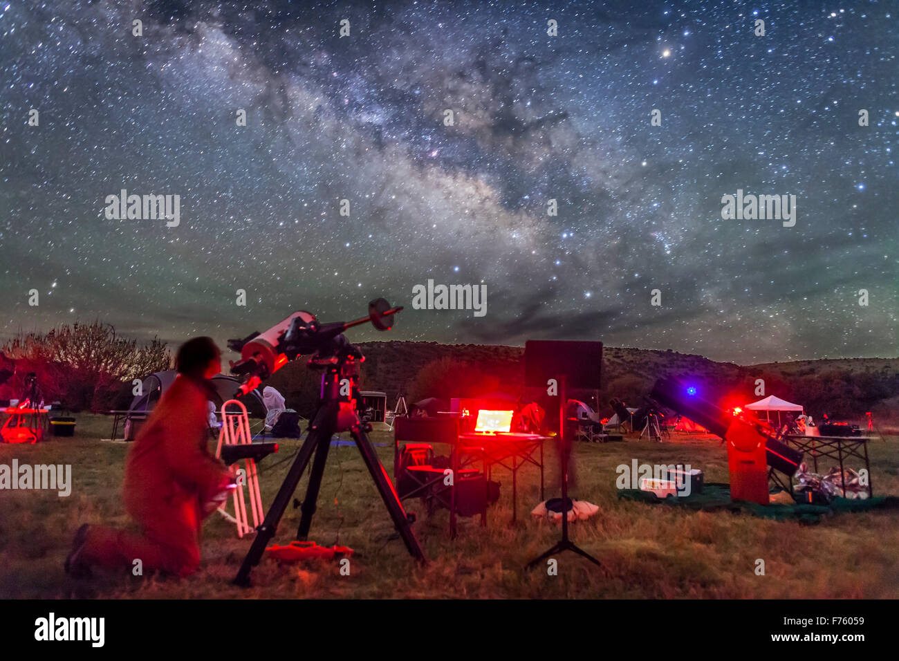 Ein Beobachter auf der Texas Star Party soll sein Fernrohr auf ein Ziel ...