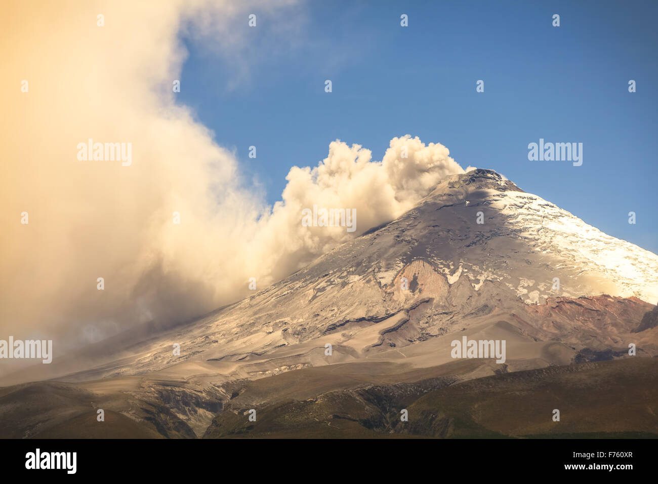 Vulkan Cotopaxi, verfügt über eines der wenigen äquatorialen Gletscher ...