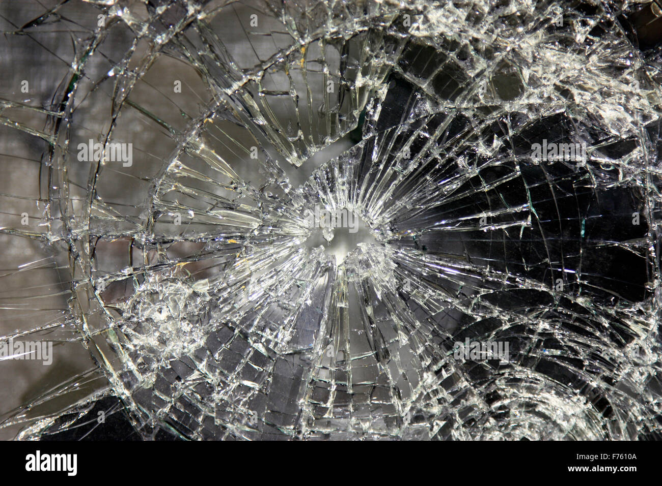 eine große Glasscheibe in Stücke gebrochen Stockfotografie - Alamy