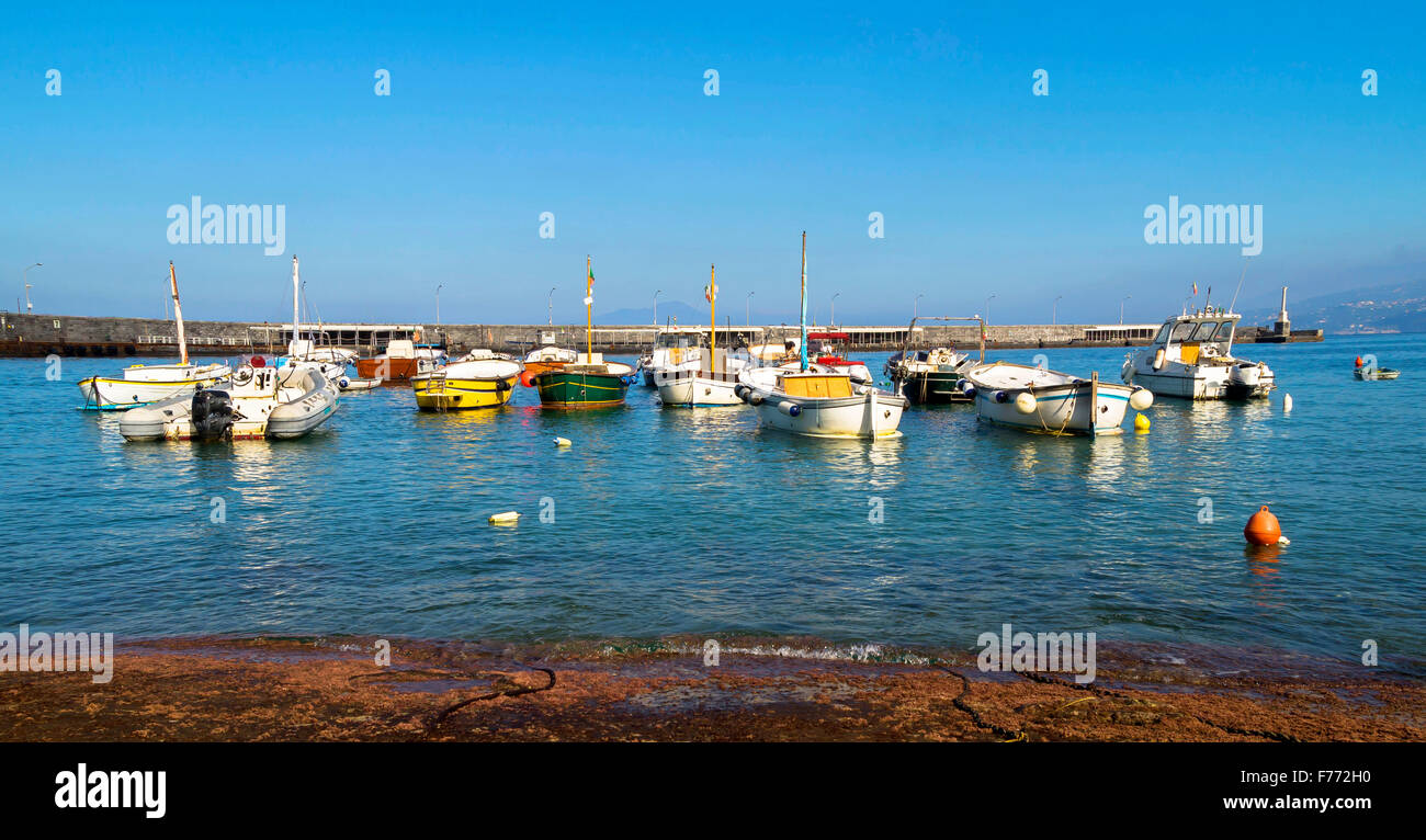 Marina Grande auf der Insel Capri. Boote am Ufer der mediterranen Küste ...