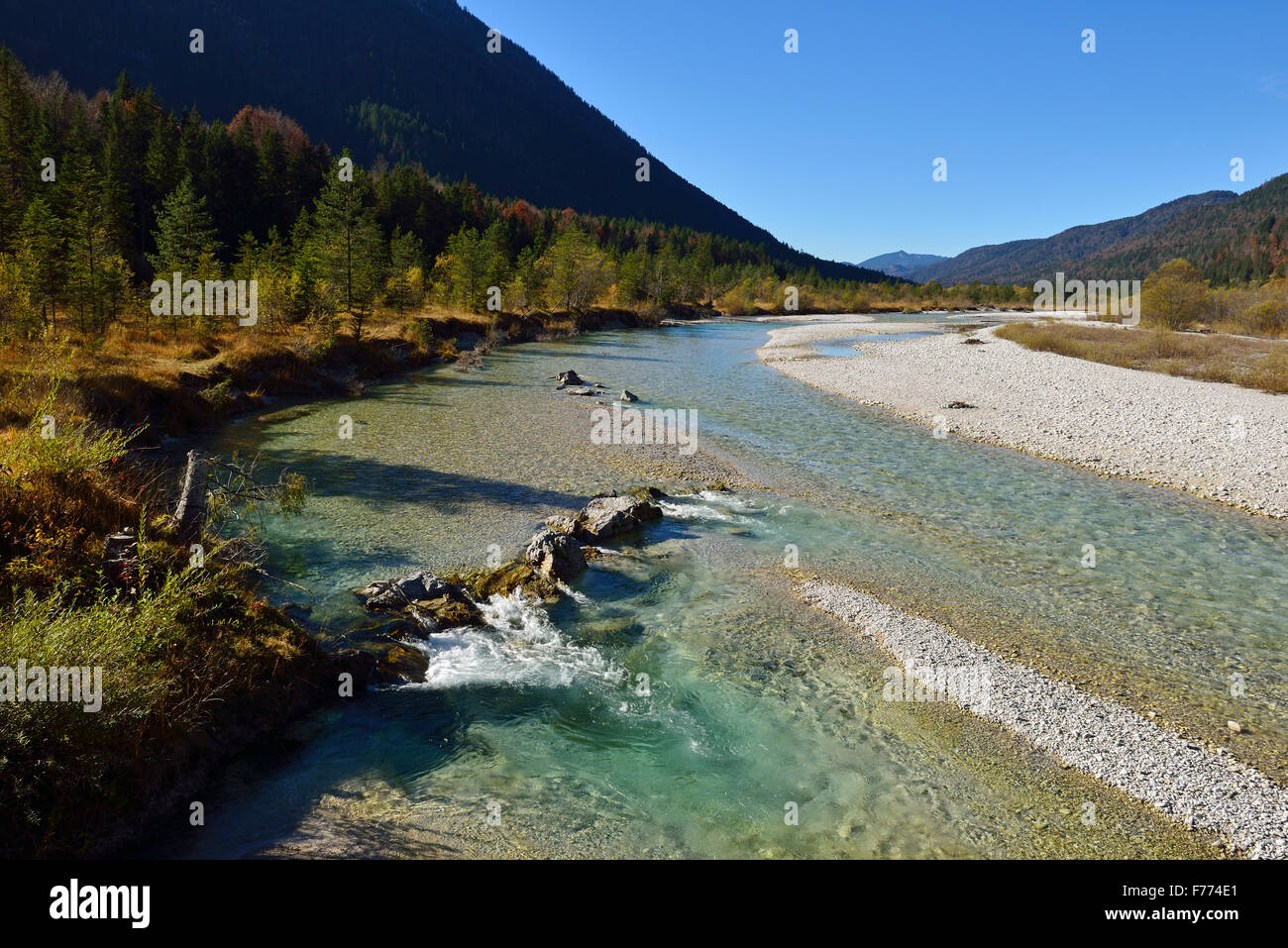 Isar Fluss und Tal, Karwendel Naturschutzgebiet, Bayern, Deutschland ...