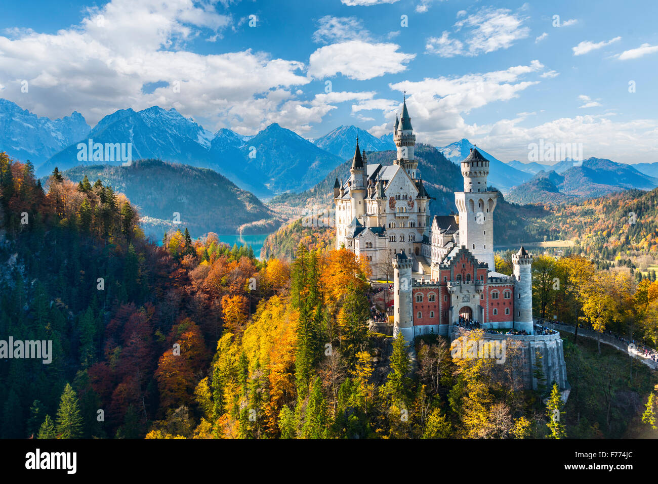 Das Schloss Neuschwanstein im Herbst, Alpsee hinter Schwangau ...